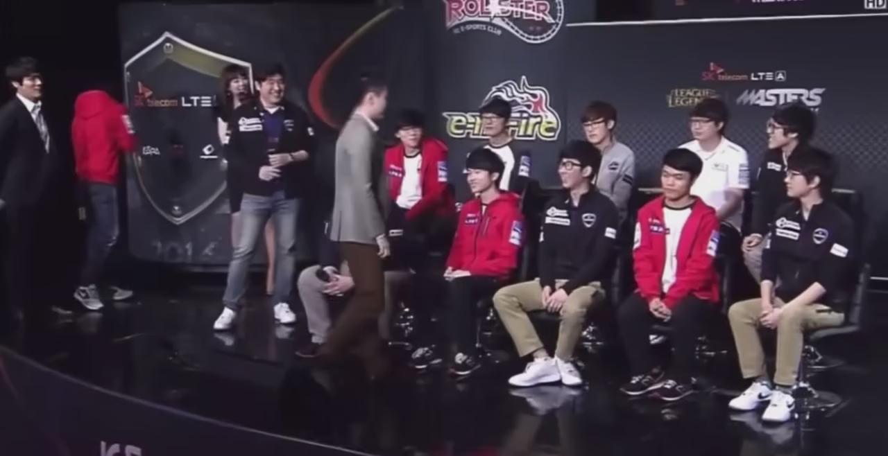 KT教練直接把隊服脫了套在Faker身上 Faker : 大家好 我是KT rolster Faker